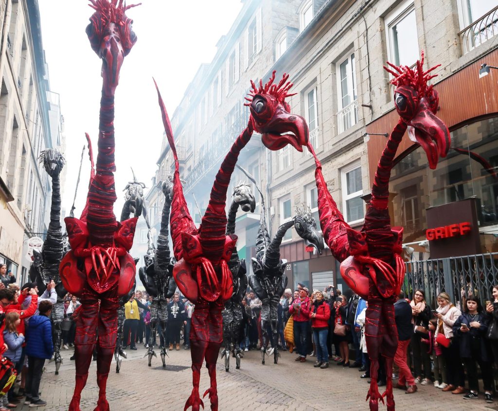Saurus spectaculaire straattheater boeken / inhuren