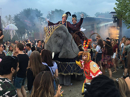 Jumbo de Olifant deze geweldige straattheater act boeken / inhuren